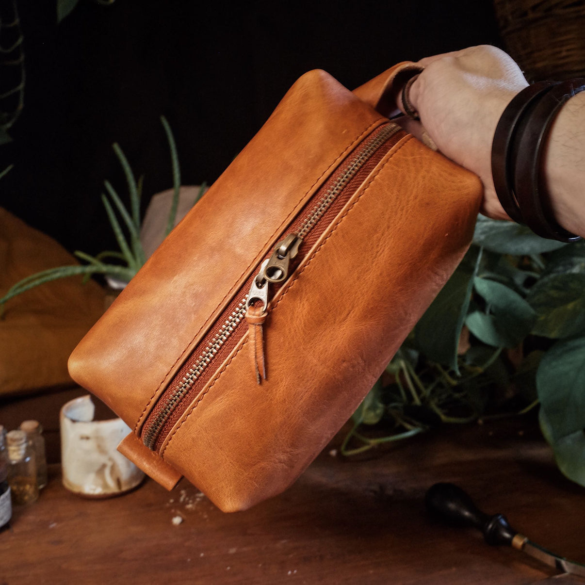 English Tan Leather Toiletry Bag – Leather Travel Accessory
