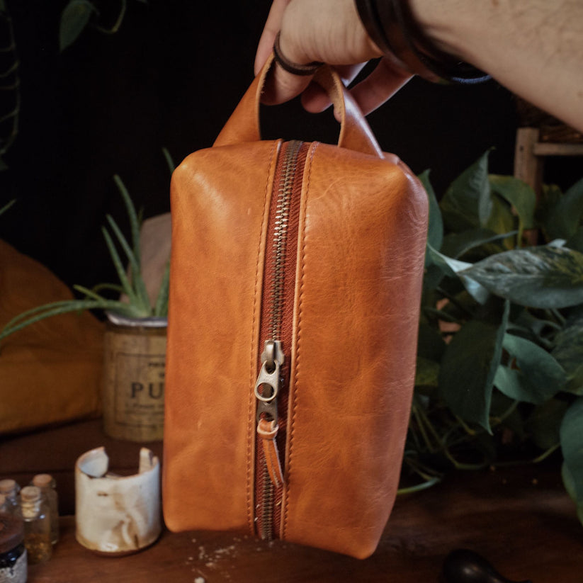 English Tan Leather Toiletry Bag – Leather Travel Accessory